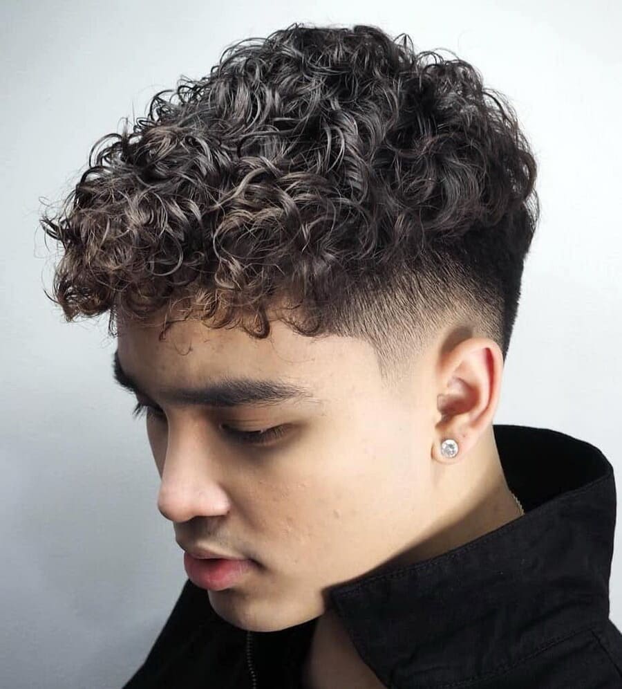 Jak zrobić kręcone włosy u chłopaka - Barbercompany.pl